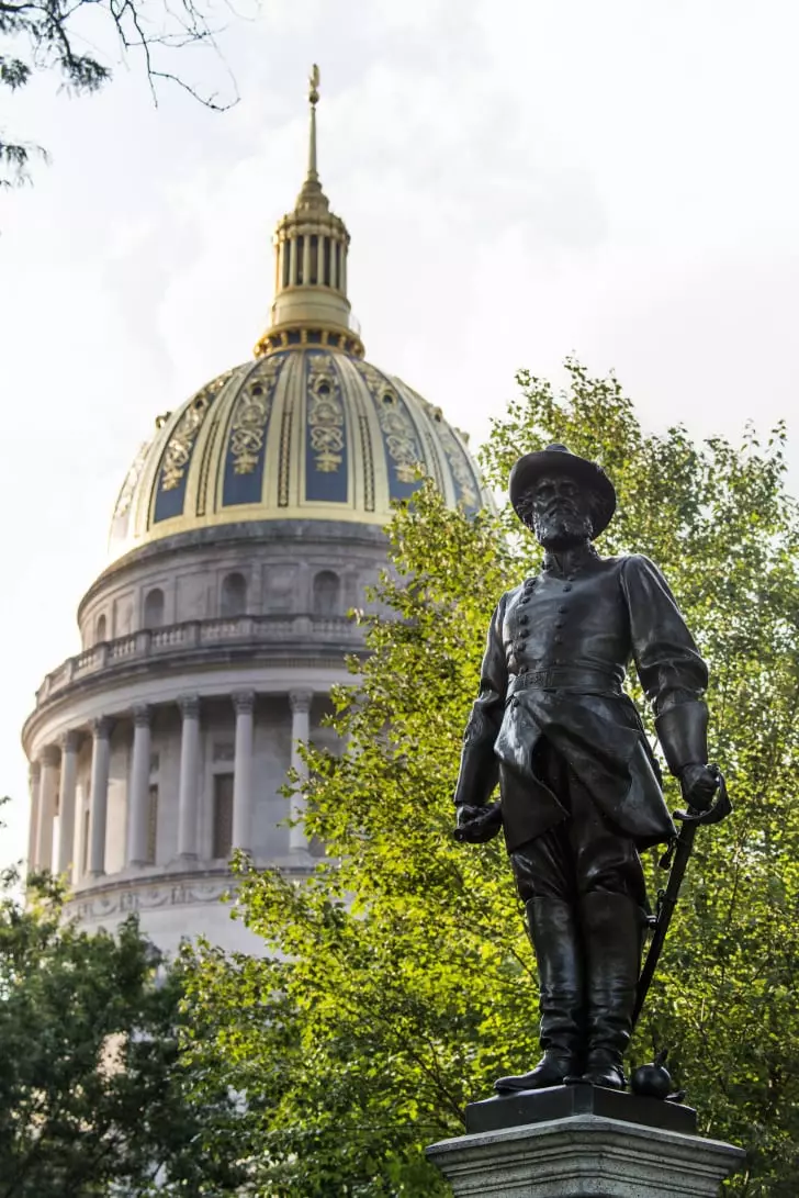 Confederate Monuments ti wa ni bọ isalẹ 10223_2