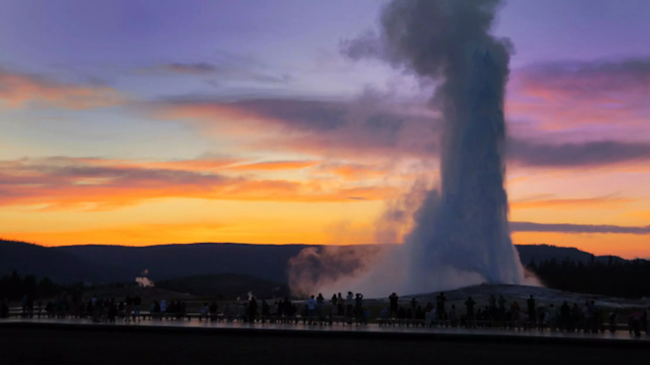 Zeitraffer fängt die Pracht von Yellowstone bei Nacht ein