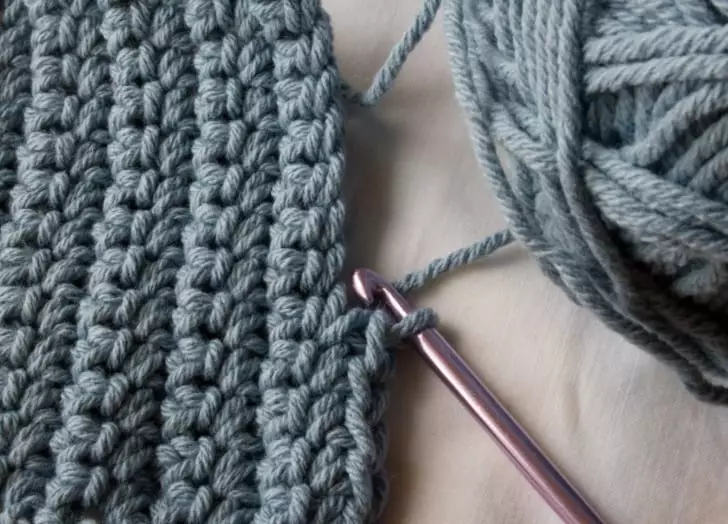 Crocheting vs. Knitting: ຄວາມແຕກຕ່າງແມ່ນຫຍັງ? 11946_1