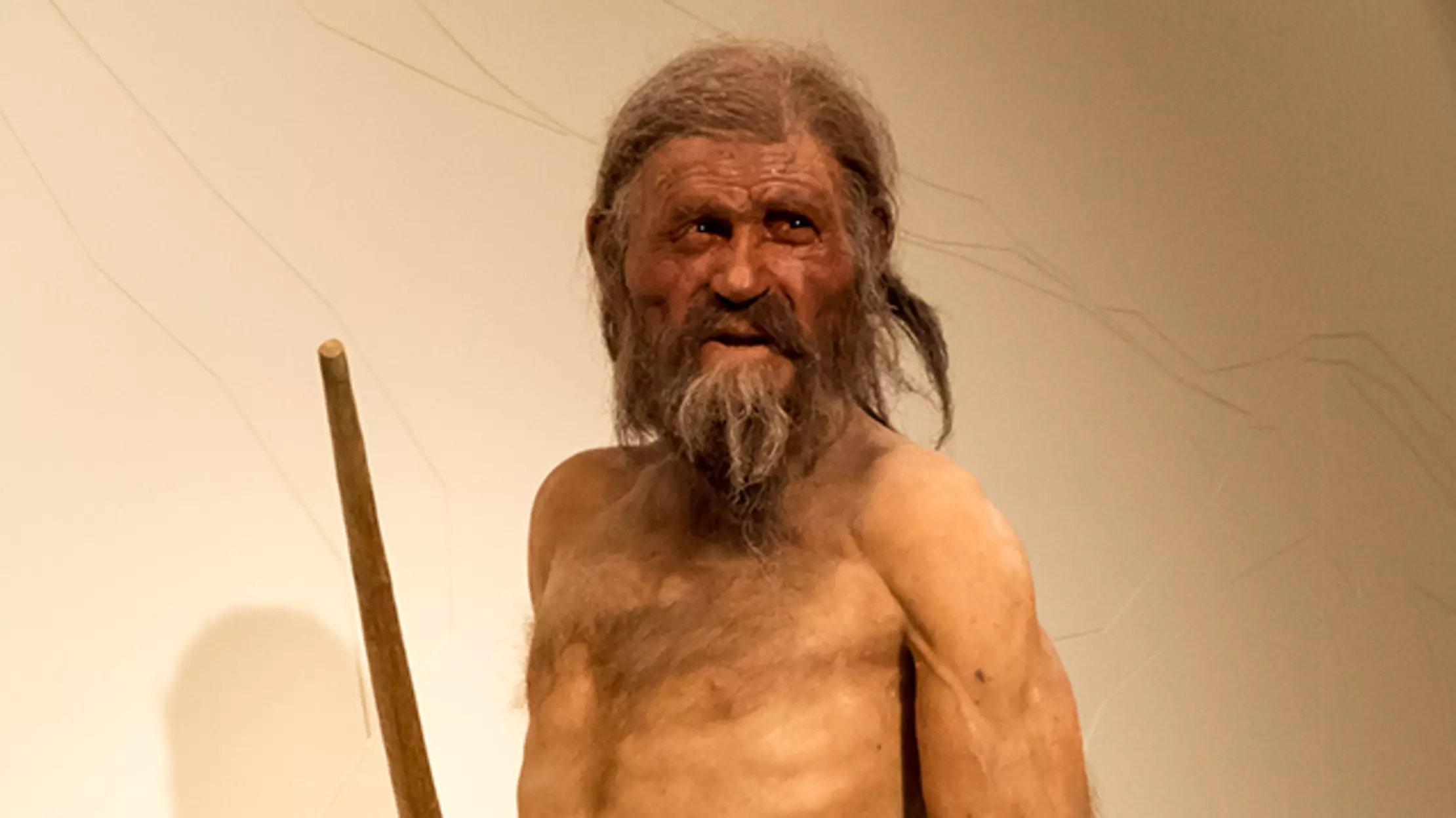 D'Wëssenschaftler analyséieren dem Ötzi dem Äismann seng Déier Haut Kleeder