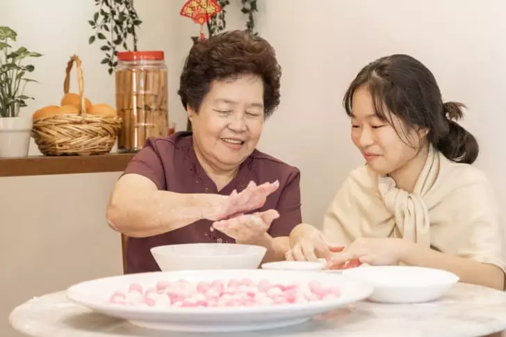 Čínska rodina vyrába tang yuan