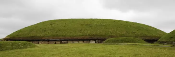 Mohyla Newgrange v Írsku