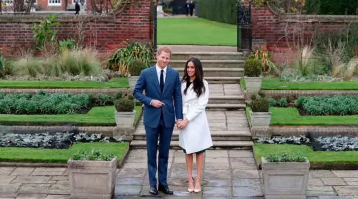 Książę Harry i Meghan Markle pozują do zdjęcia w Sunken Garden w Pałacu Kensington w zachodnim Londynie 27 listopada 2017 r., po ogłoszeniu ich zaręczyn