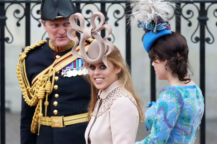 Princesha Beatrice e Jorkut (L) me motrën e saj, Princesha Eugenie e Jorkut mbërrijnë për të marrë pjesë në Dasmën Mbretërore të Princit William me Catherine Middleton në Westminster Abbey më 29 prill 2011 në Londër, Angli