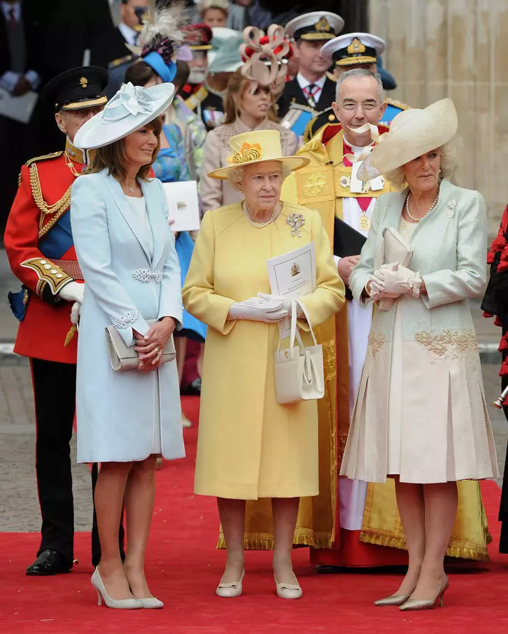 İngiltere Kraliçesi II. Elizabeth (C), Carole Middleton (solda) ve Cornwall Düşesi Camilla, 29 Nisan 2011'de Cambridge Düşesi Prens William ve Kate'in düğün töreninin ardından Londra'daki Westminster Abbey'den çıkarken konuşuyorlar.