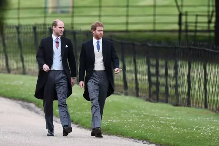 Si Prince Harry (R) sa Britanya ug Prince William, Duke sa Cambridge sa Britanya naglakaw paingon sa simbahan alang sa kasal ni Pippa Middleton ug James Matthews sa St Mark's Church sa Englefield, kasadpan sa London, niadtong Mayo 20, 2017