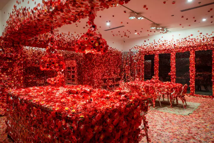 Yayoi Kusama se nuwe blomgevulde installasie het kunsliefhebbers wat rooi sien 12779_3