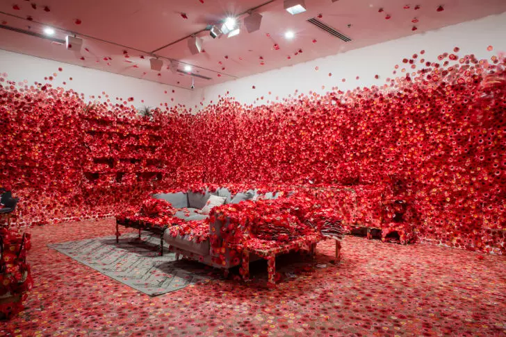 A nova instalação cheia de flores de Yayoi Kusama tem amantes da arte vendo vermelho 12779_4