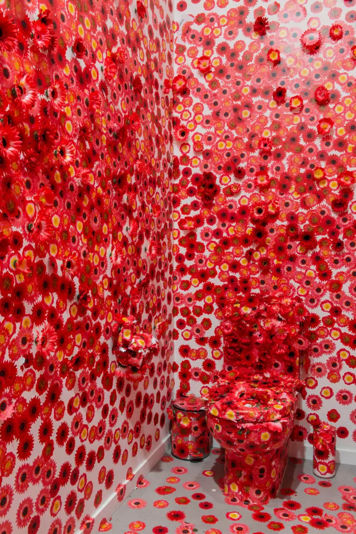 Yayoi Kusama se nuwe blomgevulde installasie het kunsliefhebbers wat rooi sien 12779_5