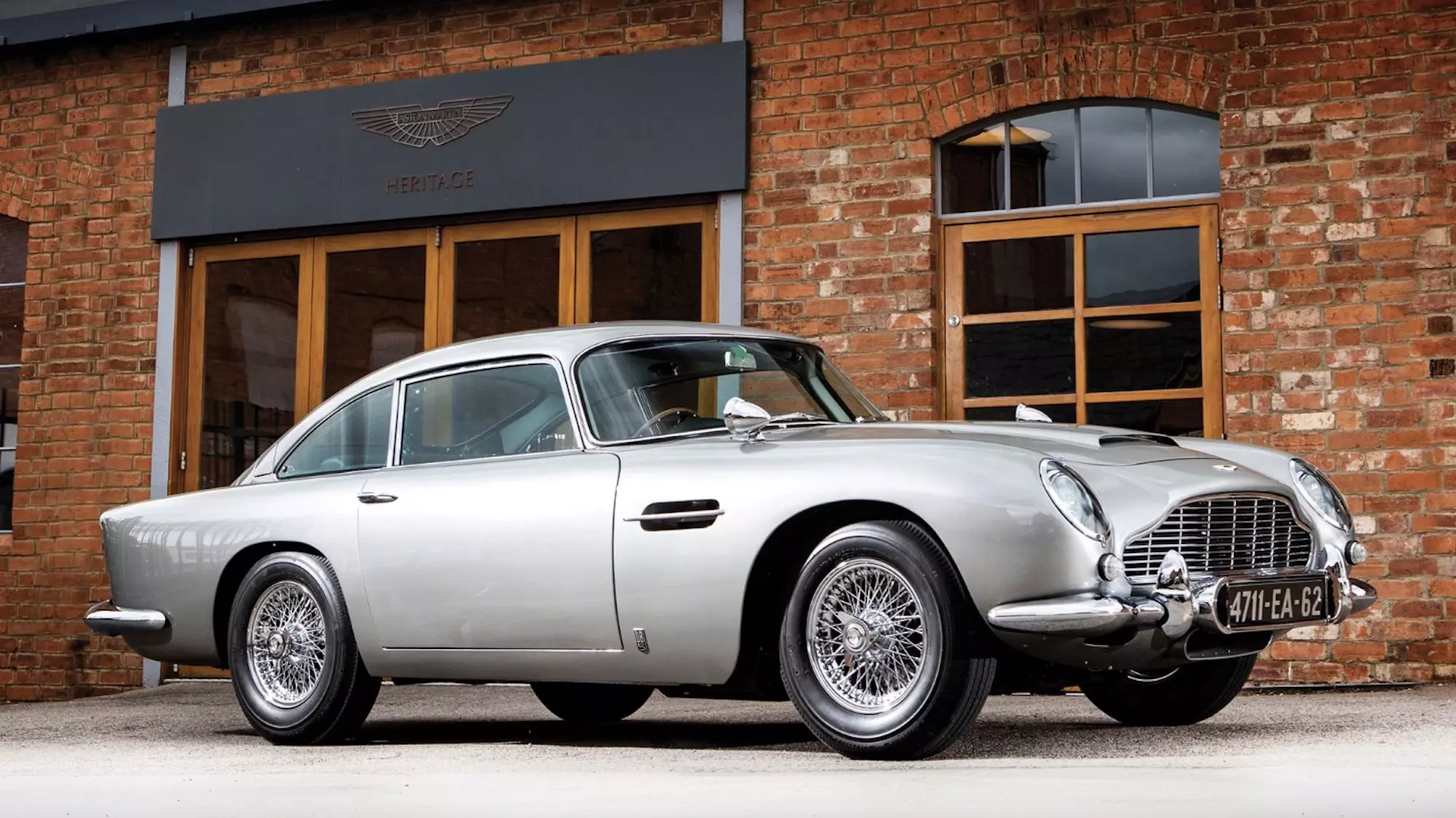 Mae Aston Martin, bys aur James Bond, wedi'i lenwi â theclynnau, newydd werthu am $6.38 miliwn