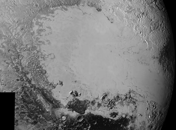 Izithombe Zakamuva ezivela ku-Pluto: 'Kuyinkimbinkimbi,' kusho i-NASA 14602_1