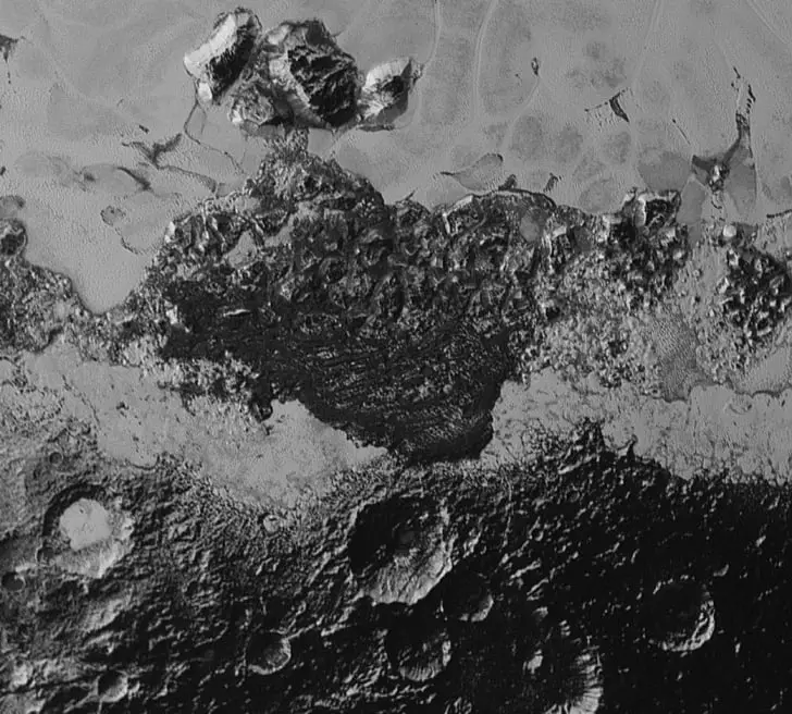 Izithombe Zakamuva ezivela ku-Pluto: 'Kuyinkimbinkimbi,' kusho i-NASA 14602_2