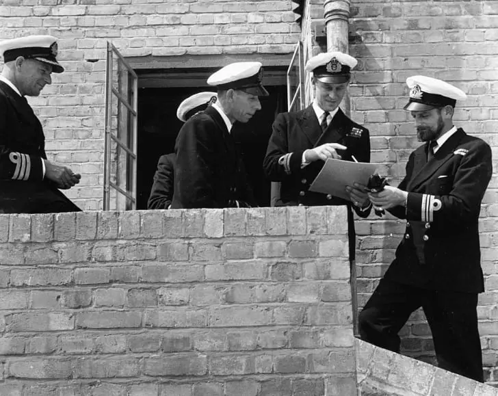 Lieutenant Philip Mountbatten, asanakwatirane ndi Mfumukazi Elizabeth, akuyankhula ndi gulu la asitikali apamadzi pobwerera ku Royal Navy ntchito, ku Petty Officers Training Center ku Corsham, Wiltshire, July 31st 1947.