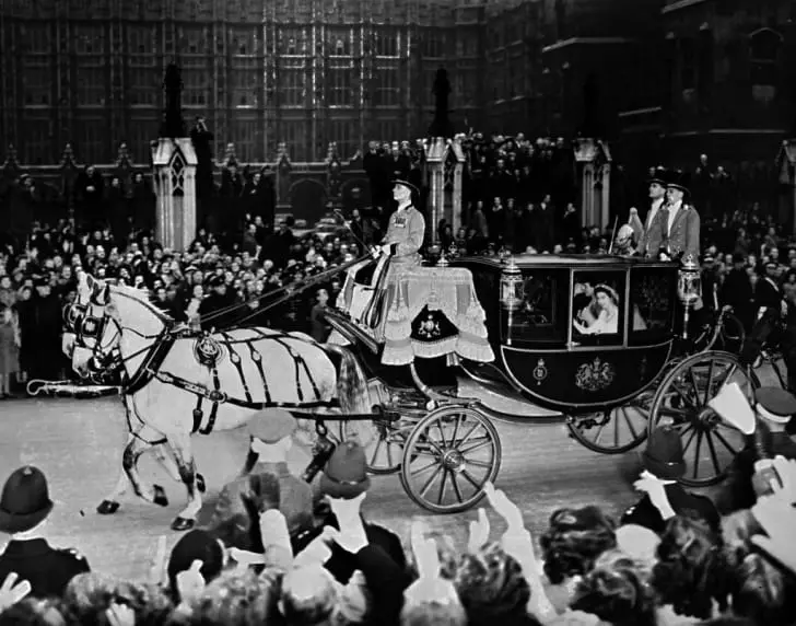 Mfumukazi Elizabeth II (wophunzitsa) ndi mwamuna wake Prince Philip, Duke wa Edinburgh akusangalala ndi unyinji pambuyo pa mwambo waukwati wawo, pa Novembara 20, 1947, panjira yopita ku Buckingham Palace.