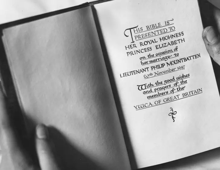 લેફ્ટનન્ટ ફિલિપ માઉન્ટબેટન સાથેના તેમના લગ્નની યાદમાં પ્રિન્સેસ એલિઝાબેથને સમર્પિત બાઇબલનું શીર્ષક પૃષ્ઠ. ગ્રેટ બ્રિટનના યંગ વિમેન્સ કેથોલિક એસોસિએશન તરફથી ભેટ