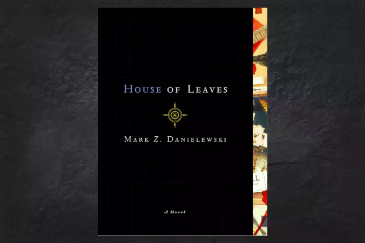 Il-qoxra tal-ktieb House of Leaves fuq sfond iswed.