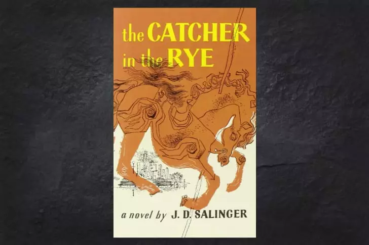 Il-qoxra tal-ktieb 'The Catcher in the Rye' fuq sfond iswed.