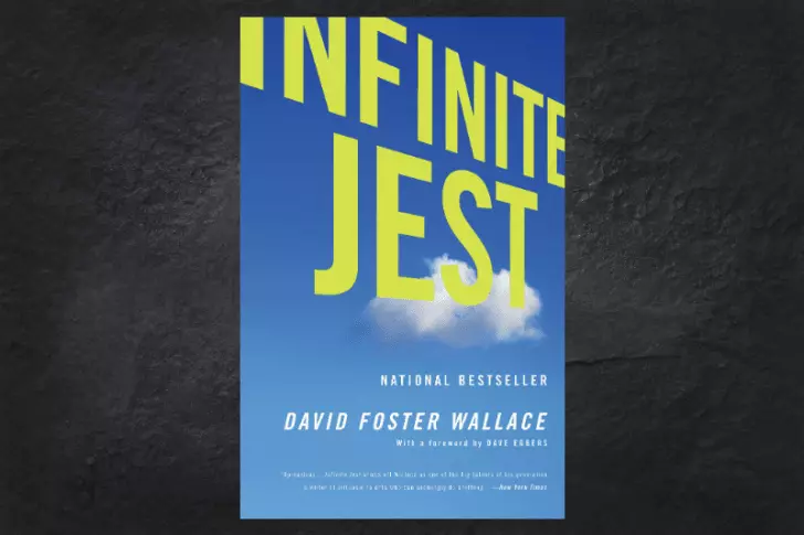 အနက်ရောင်နောက်ခံတွင် Infinite Jest စာအုပ်၏မျက်နှာဖုံး။