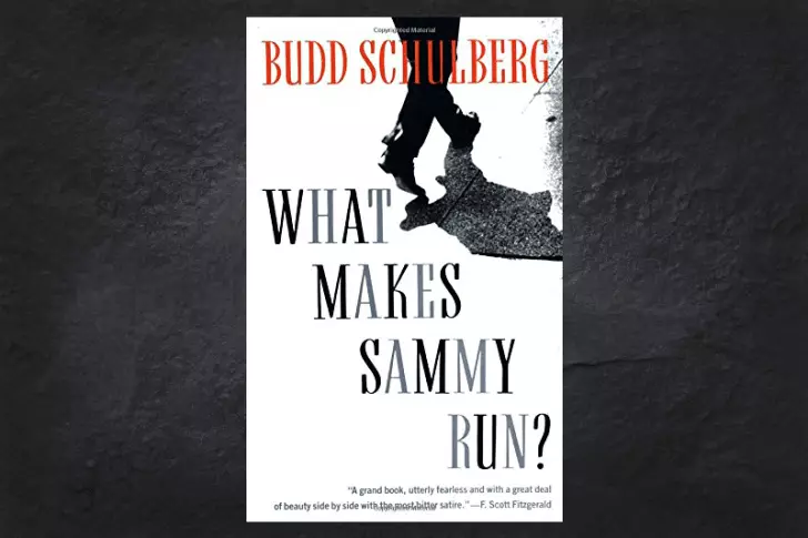 အနက်ရောင်နောက်ခံတွင် Sammy Run က What Makes Sammy Run စာအုပ်၏ မျက်နှာဖုံး။