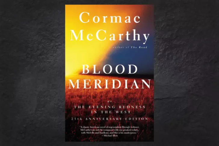 Il-qoxra tal-ktieb Blood Meridian fuq sfond iswed