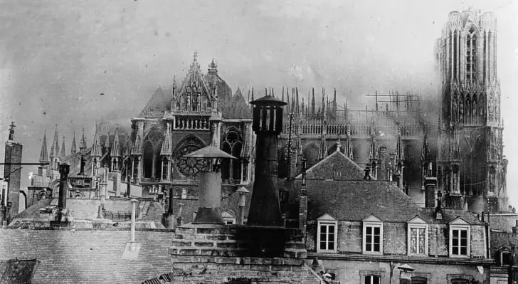 Seabad Perang Dunia I: Katedral Reims Terbakar 16123_2