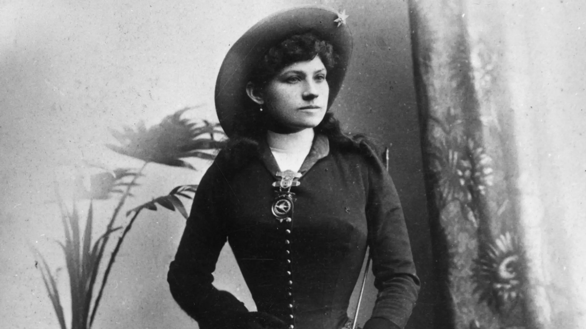 Annie Oakley iam prenis Hearst-gazetojn al tribunalo pro raportado pri falsa kokainodependeco