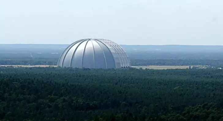 Paraíso contido: visita este resort tropical alemán dentro dun antigo hangar de avións soviético 1704_1