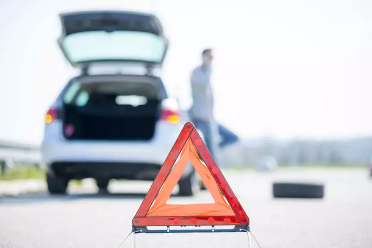 segnale riflettente di emergenza su strada