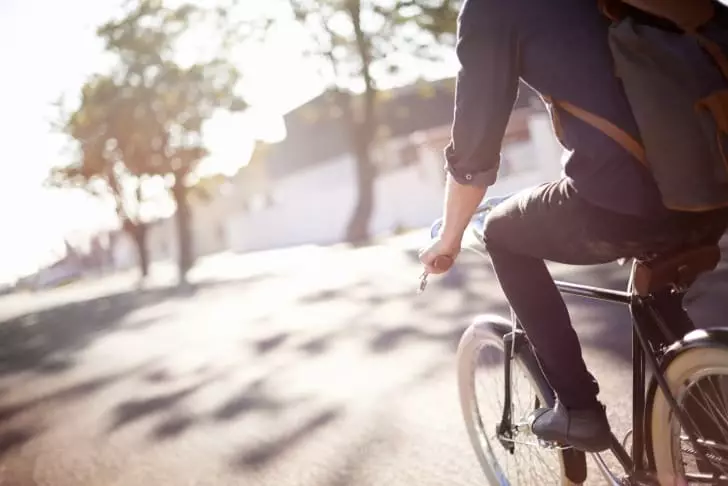 Uomo in sella a una bicicletta.