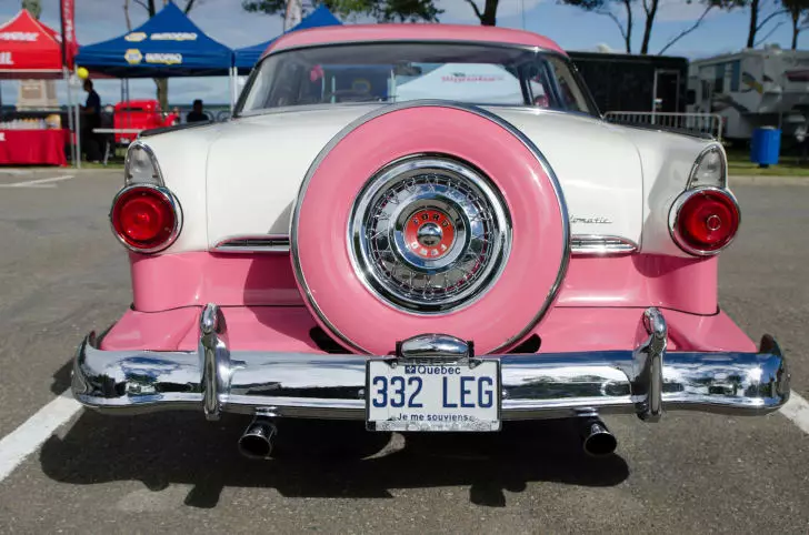 Ruota di scorta su un'auto classica.