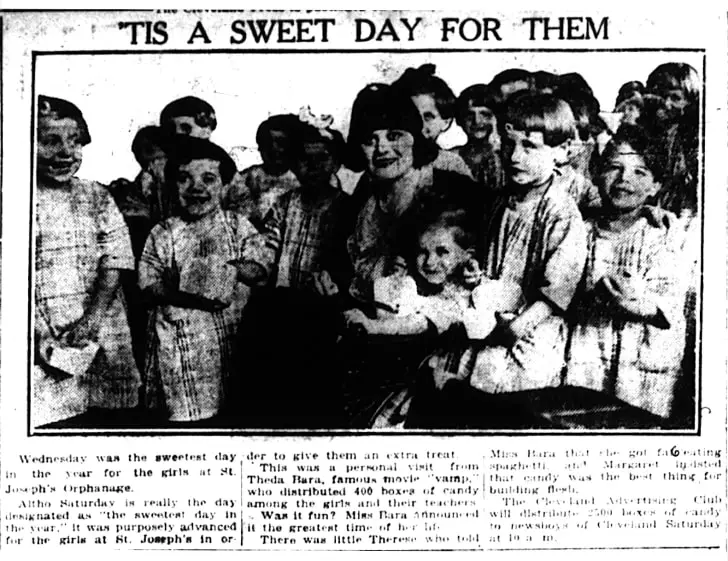 La actriz Theda Bara dando dulces a los huérfanos en 1921.