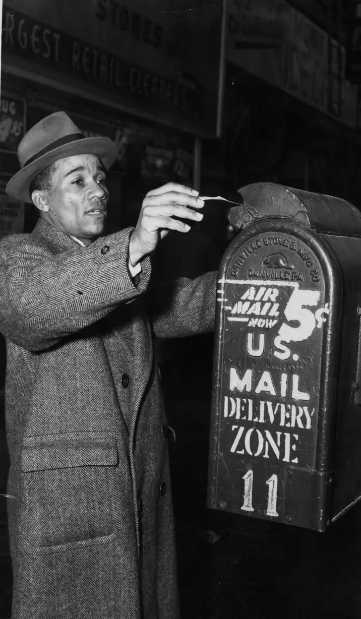 Un hombre que envía una carta en la década de 1960 en Nueva York.