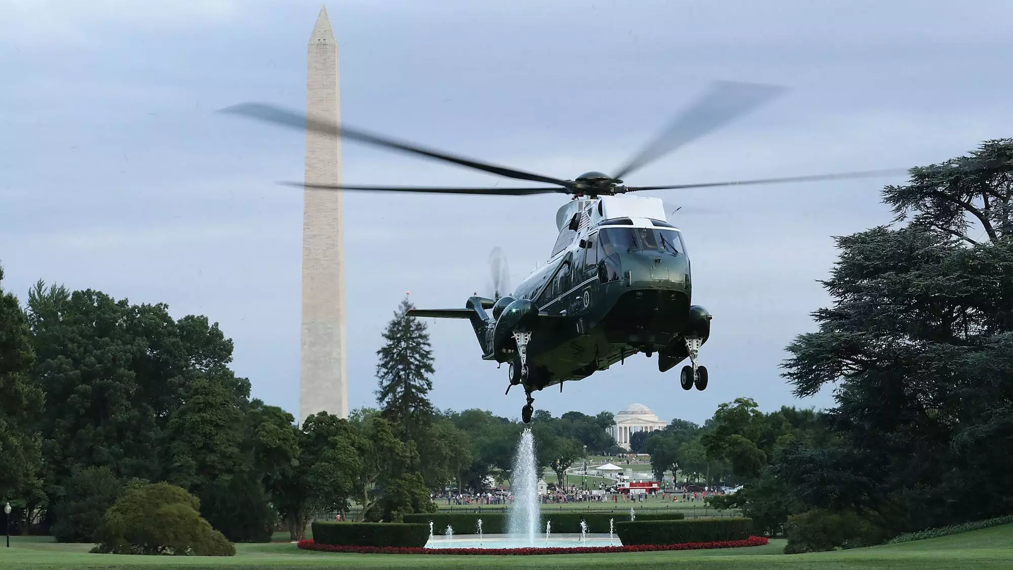 Marine One-ის მიერ მიყენებული ზიანი თეთრი სახლის გაზონს