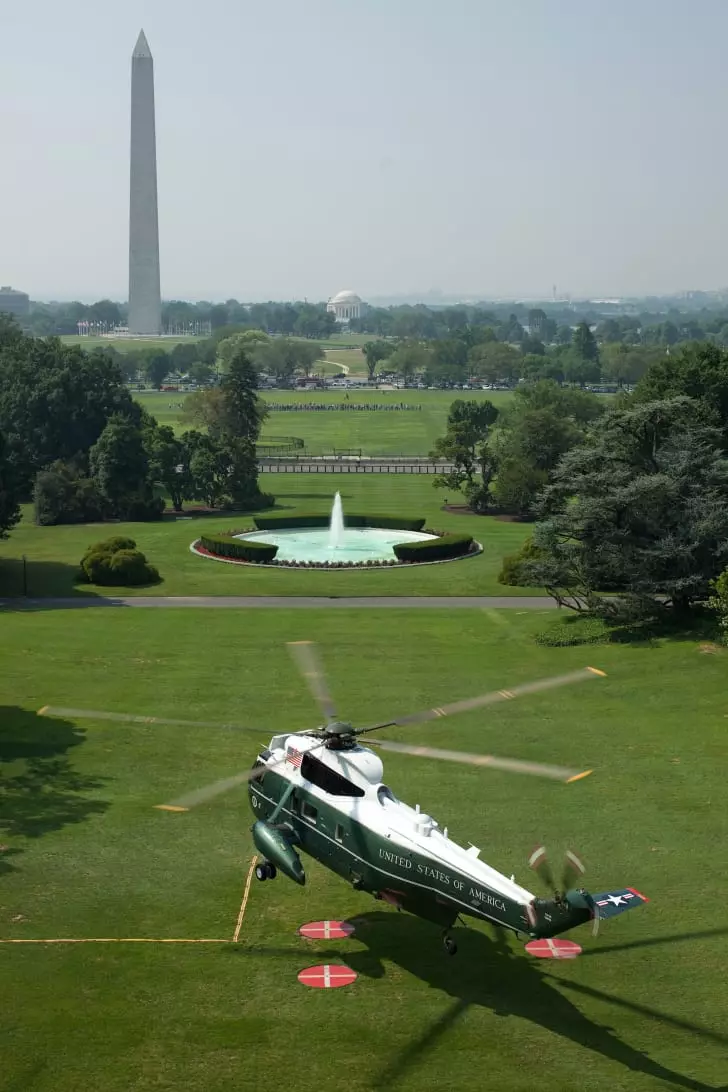 Schued verursaacht duerch Marine One zu White House Lawn 1738_1