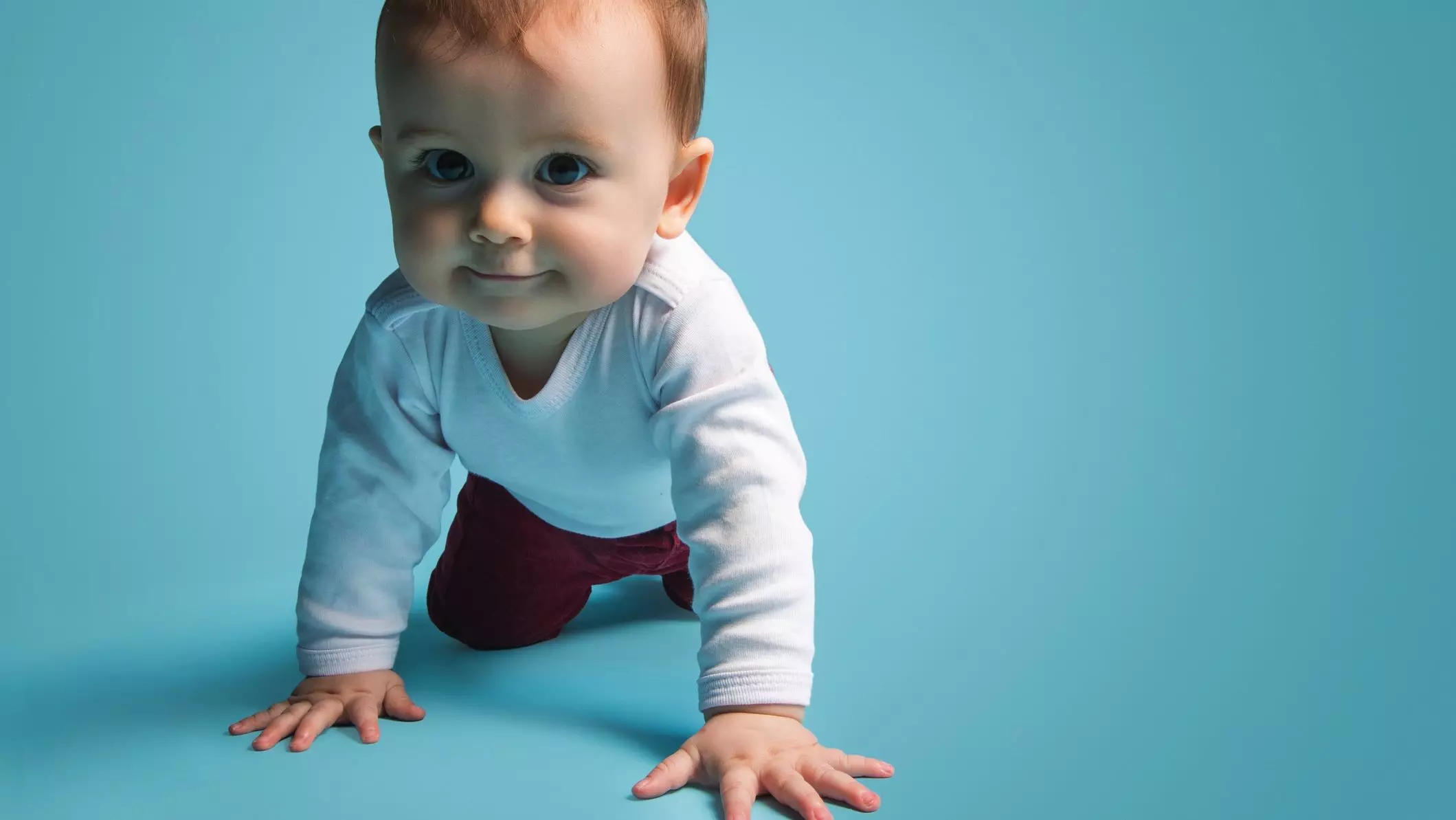 Por que os bebês aprendem a engatinhar antes de andar?