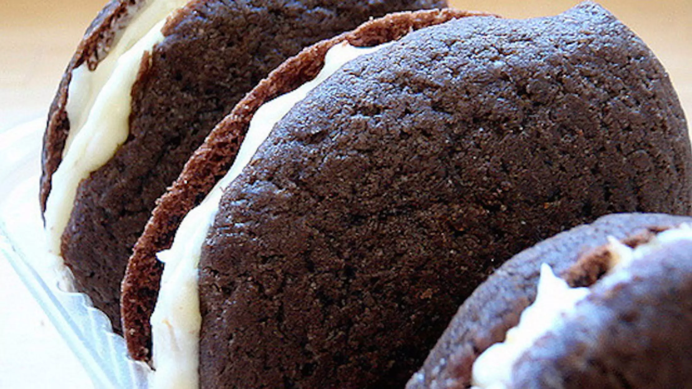 Makin' Whoopie: די אָנגאָינג דעבאַטע איבער די אָריגין פון די Whoopie Pie