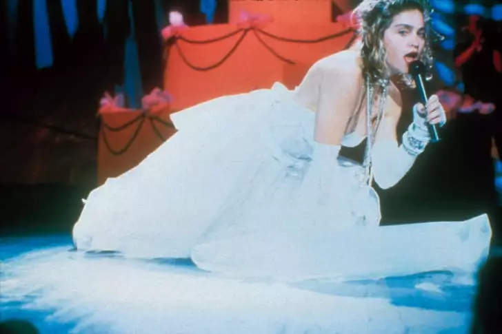 Madonna se Skandalige 1984 'Like a Virgin' MTV VMA's Performance 186_1