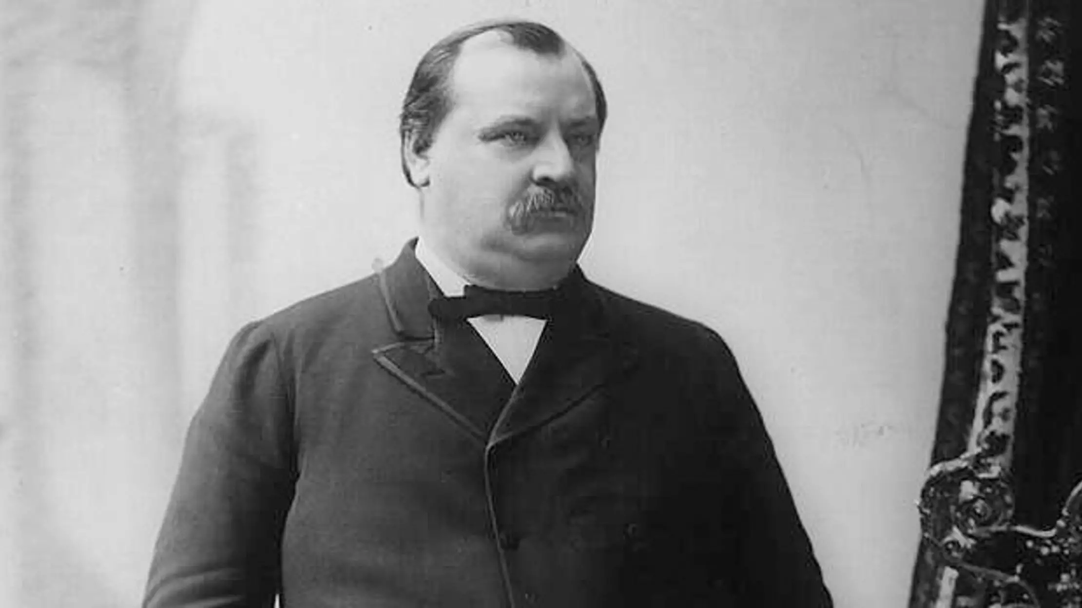 Grover Cleveland đã làm gì giữa các điều khoản?