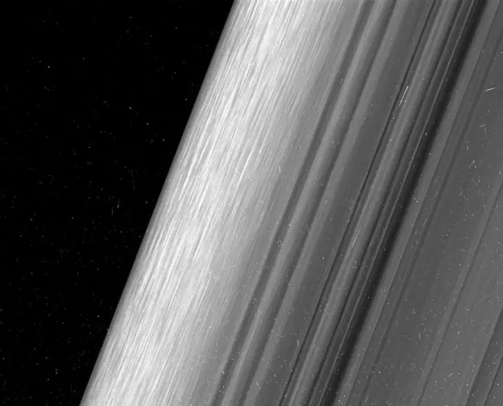 Mergullo dentro dos aneis de Saturno con novas e fermosas imaxes da NASA 19282_1