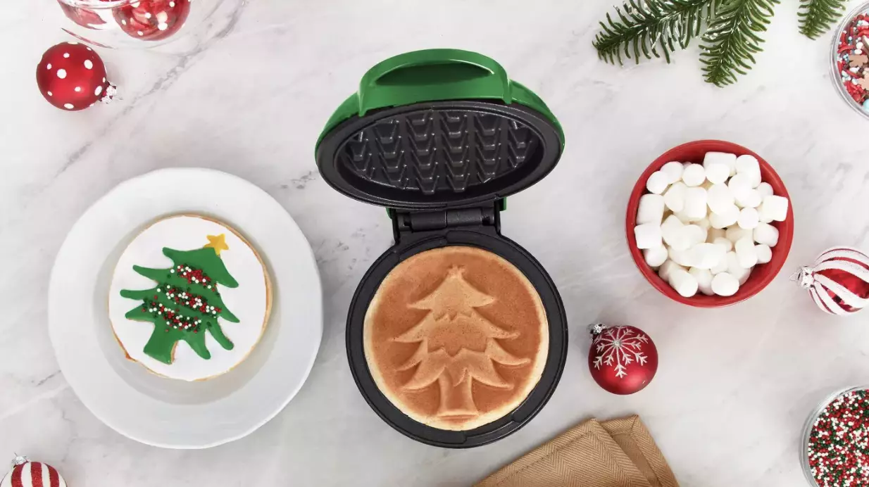 Gumawa ng Salansan ng Mga Waffle na May Tema sa Holiday Gamit ang Cute na $10 na Gadget na Ito