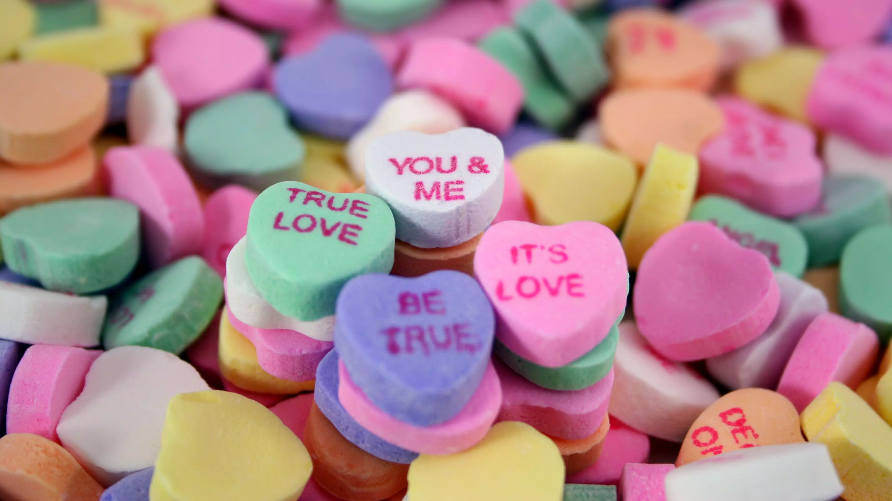 2 BAD: Sweethearts Conversation Hearts er blevet aflyst denne Valentinsdag