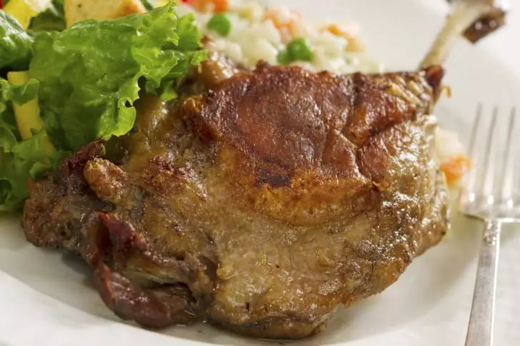 Confit itik di atas pinggan