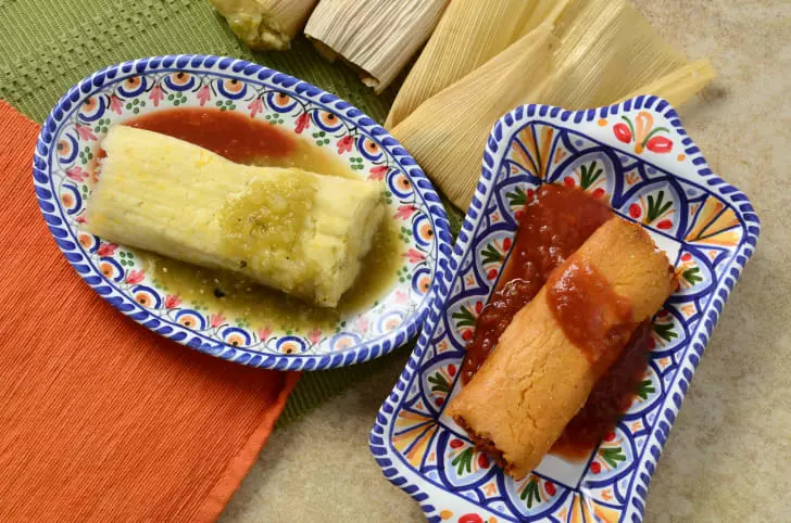 Tamales di atas pinggan dengan salsa