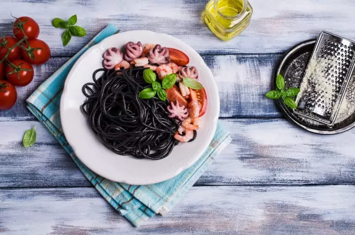 Spaghetti dakwat sotong dengan makanan laut