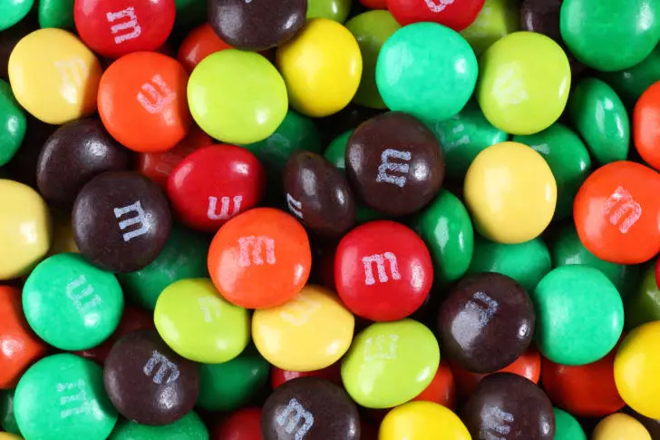 M&Ms മിഠായികളുടെ ഒരു കൂമ്പാരം.