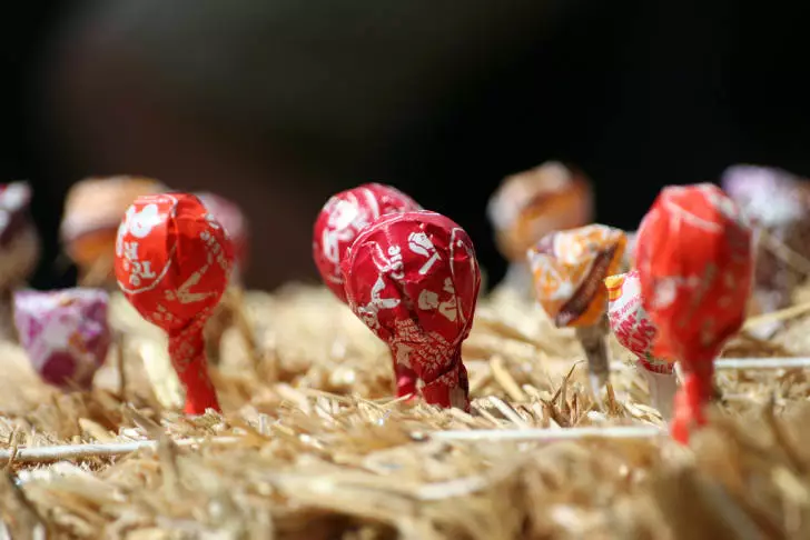 Tootsie Pops trong một mớ cỏ khô.