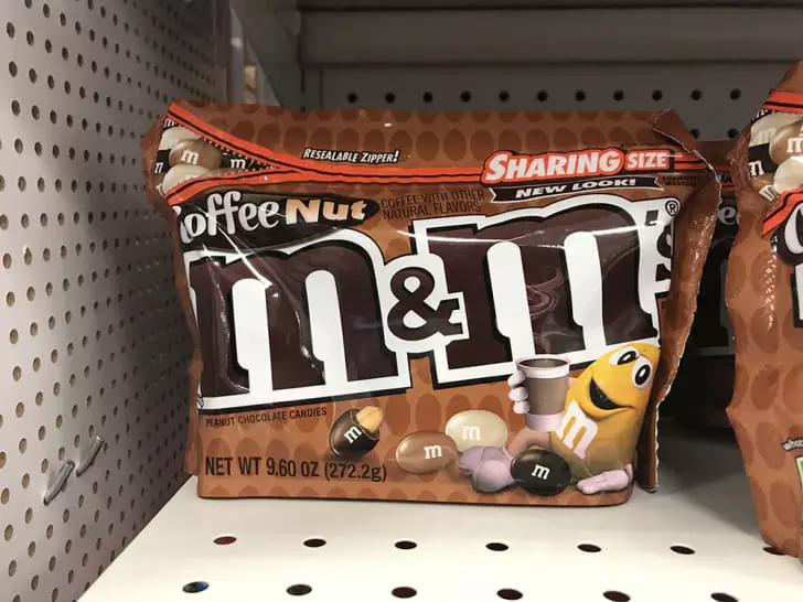 كيس من جوز القهوة m & ms.