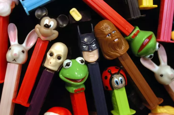 Lluniau o beiriannau dosbarthu Pez, gan gynnwys Mickey Mouse, Kermit, a Batman.