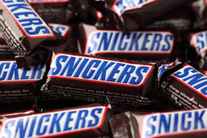 Bariau Snickers pentyrru ar ei gilydd.