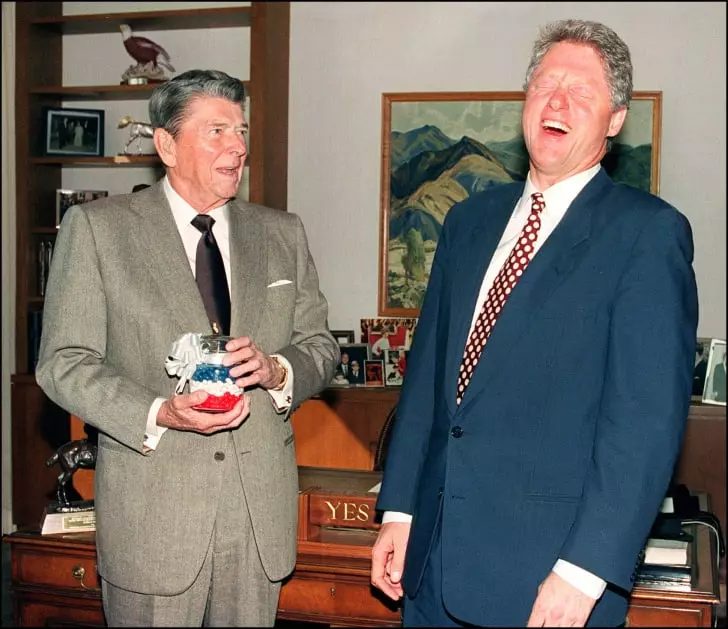 Yr Arlywydd Ronald Reagan yn cyflwyno jar o ffa jeli coch, gwyn a glas i’r arlywydd etholedig Bill Clinton.